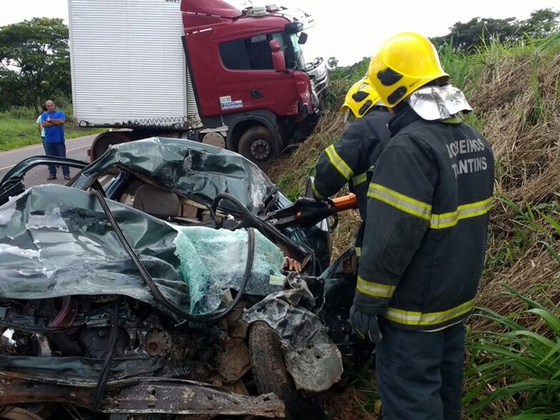 G1 Motorista morre e carro fica destruído em batida de frente