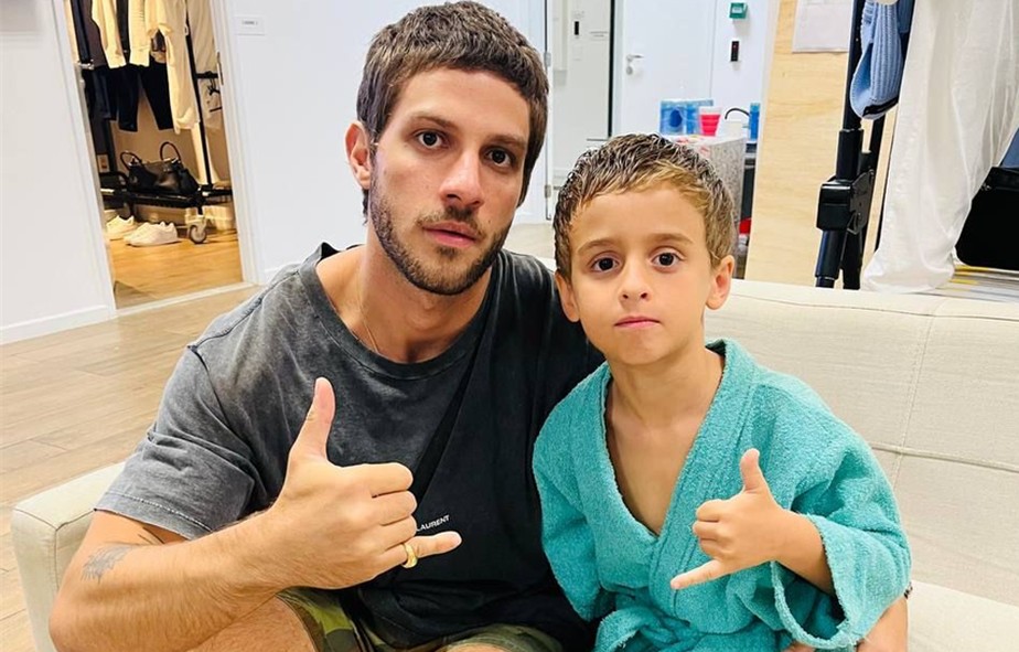 Filho De Chay Suede Em Travessia Vicente Alvite Faz Corte De Cabelo