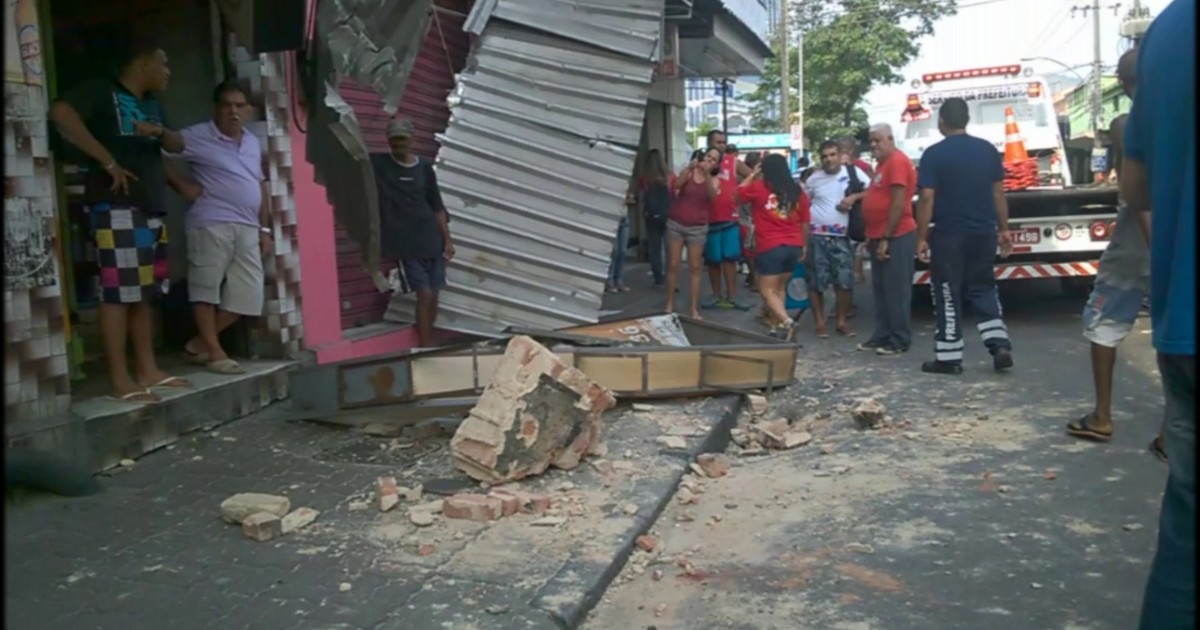 G1 Ventania Provoca Queda De Marquise Na Zona Oeste Do Rio E Deixa