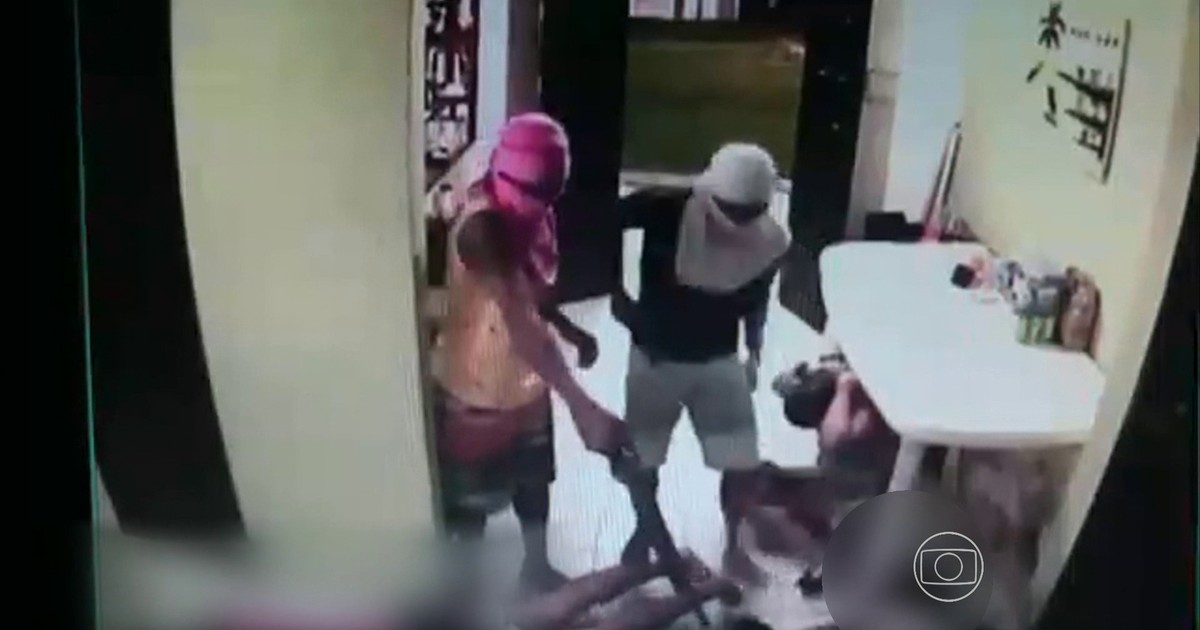 G1 Imagens mostram quadrilha roubando casa de praia em Itamaracá