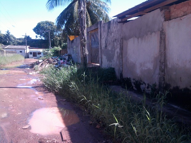 G1 - Internauta reclama de lixo e buracos em rua do bairro Pedrinhas ... G1 - Internauta reclama de lixo e buracos em rua do bairro Pedrinhas ...