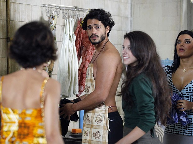 Valéria (Andréia Horta) flagra Josué (Raphael Viana) seminu rodeado ... Valéria (Andréia Horta) flagra Josué (Raphael Viana) seminu rodeado ...