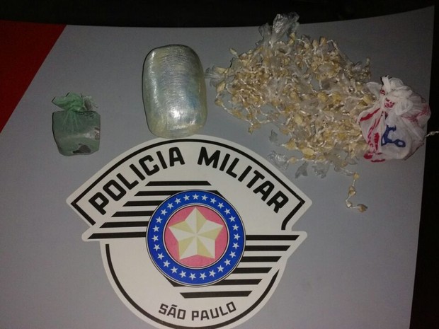 G1 Polícia Apreende Mais De 490 Pedras De Crack Com Quatro Pessoas Em