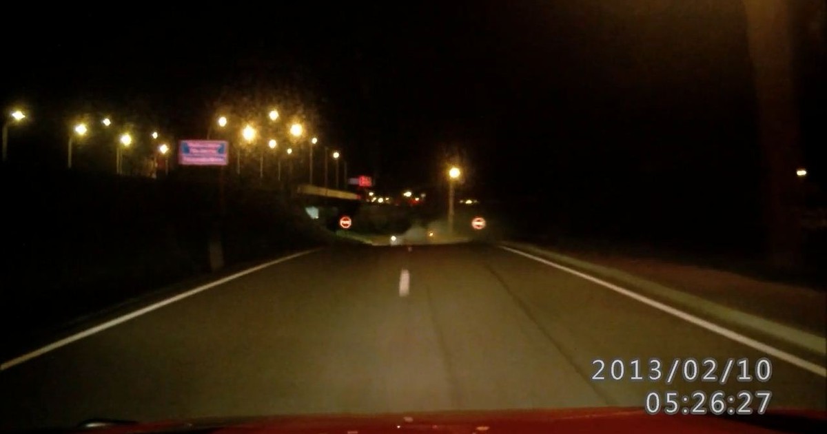 G1 - Assista ao vídeo: homem que dirigia carro roubado a 160 km/h ...