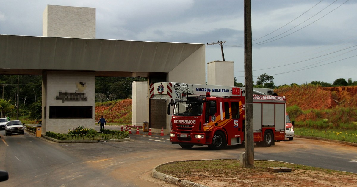 G1 - Homem fica pendurado em poste após descarga elétrica no AM ... G1 - Homem fica pendurado em poste após descarga elétrica no AM ...