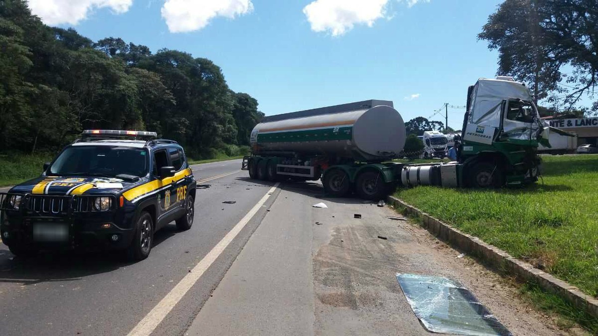 Dois caminhões se envolvem em acidente na BR 376 em Imbaú Campos