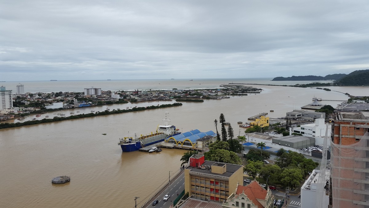 Canal de acesso aos portos de Itajaí e Navegantes é fechado devido a
