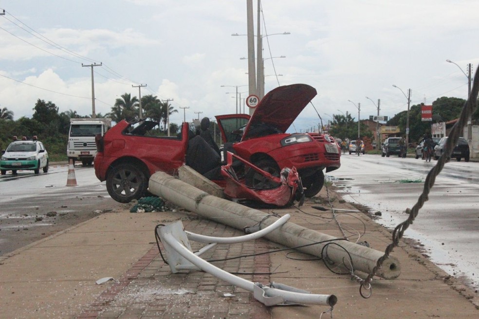 Carro bate em poste e duas mulheres ficam presas nas ferragens