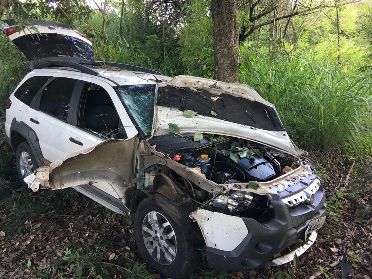 Mulher passa mal ao volante e carro criança invade área verde de