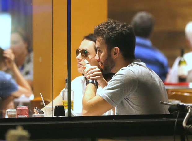 EGO - Monica Iozzi troca carinhos com namorado durante jantar no Rio ... EGO - Monica Iozzi troca carinhos com namorado durante jantar no Rio ...
