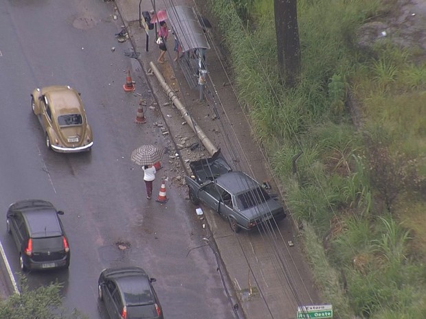 G1 - Motorista morre em BH após bater carro em poste durante fuga - notícias em Minas Gerais