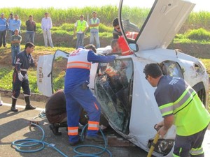 G1 - Capotamento deixa vítimas presas às ferragens do carro em Borebi - notícias em Bauru e Marília