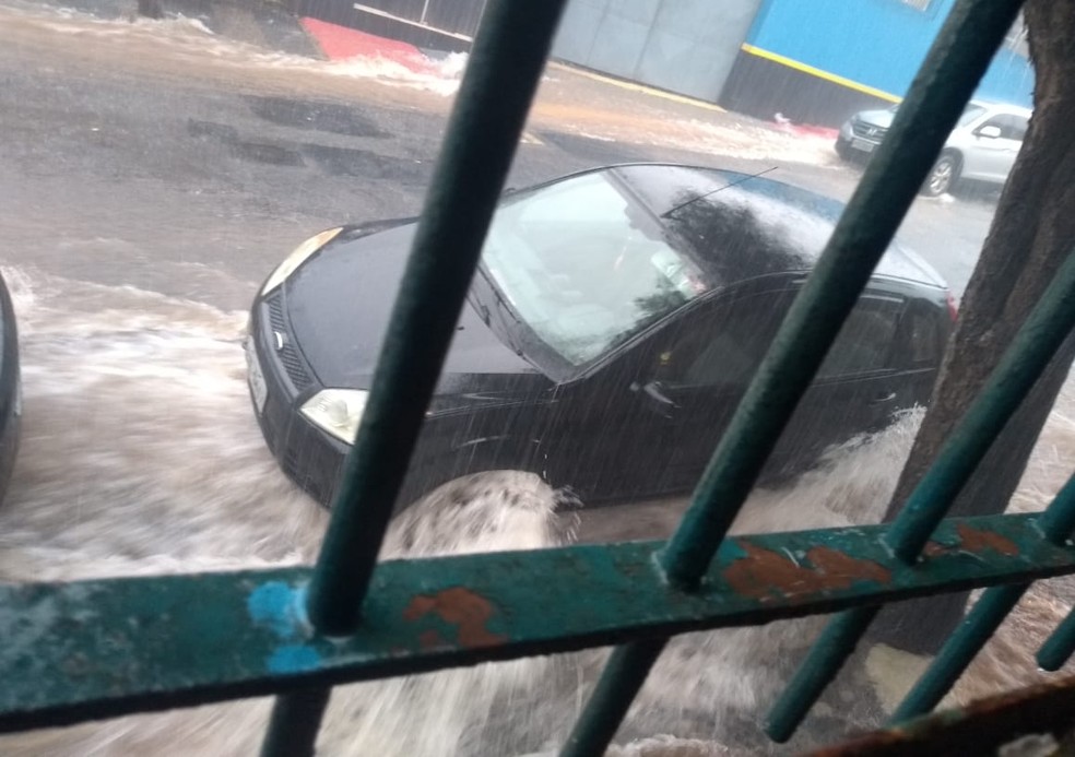 Limeira tem alagamentos pelo segundo dia seguido e mulher é resgatada de dentro de carro
