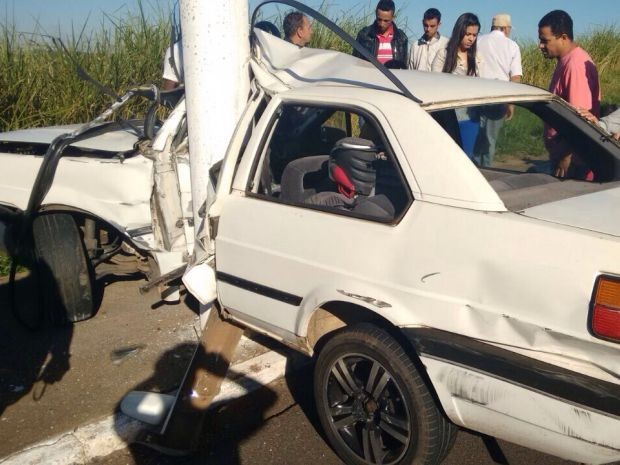G1 Carro Bate Em Poste E Três Ficam Feridos Em Marília Notícias Em