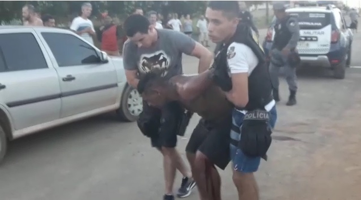 Jovem é baleado ao tomar arma de policial e tentar agredir os pais