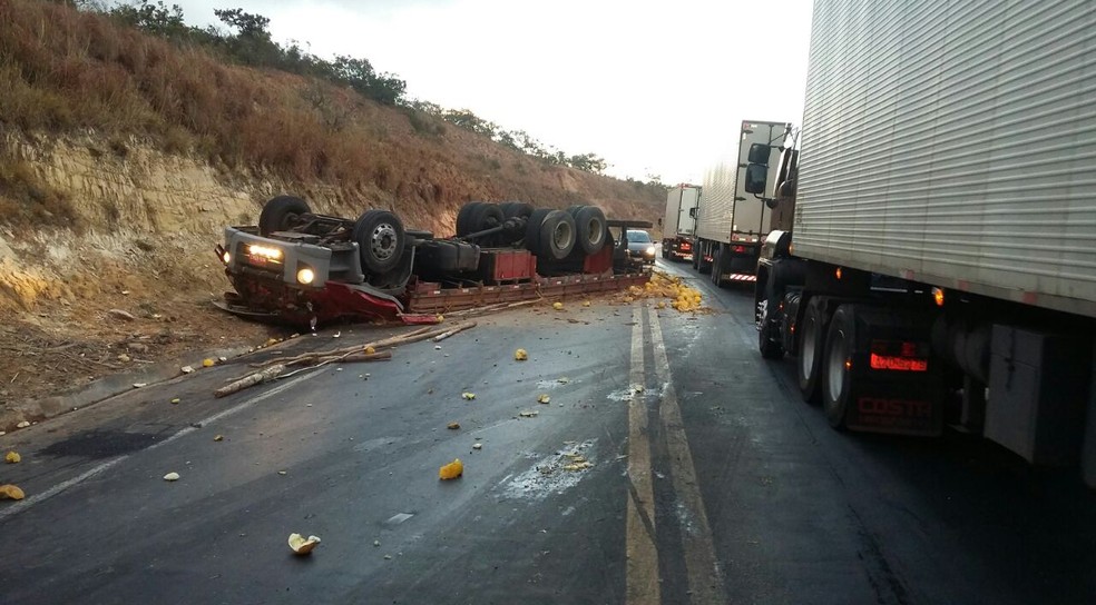 Motorista morre após caminhão sair da pista e tombar na BR 251 Grande