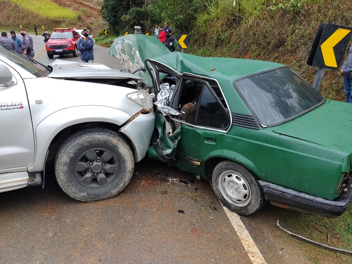 Idoso Morre Ap S Carro Bater De Frente Caminhonete Em Rodovia De