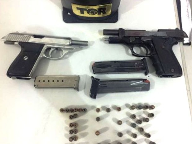 G1 Dupla é Presa Com Pistolas De Uso Restrito E Munição Em Guarujá