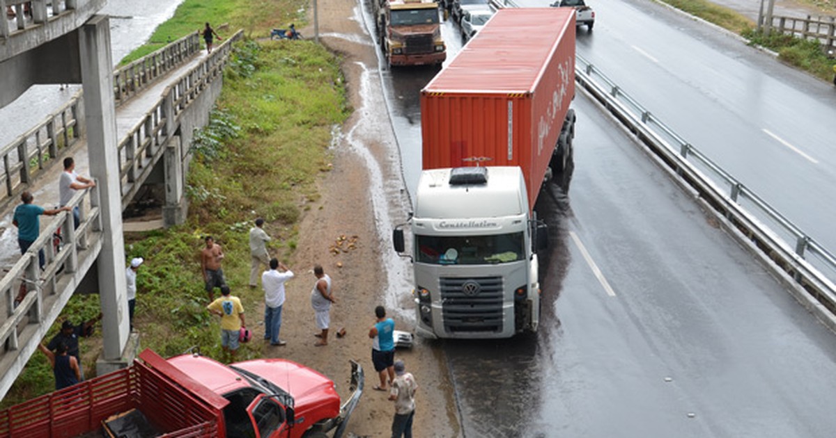 G1 - Acidente na BR-230 entre caminhões deixa trânsito lento na Paraíba ... G1 - Acidente na BR-230 entre caminhões deixa trânsito lento na Paraíba ...