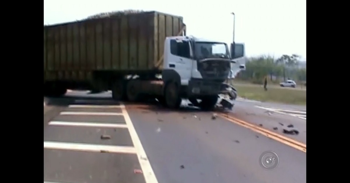 G1 - Casal morre ao ser arremessado para fora de veículo após capotamento - notícias em Rio ...