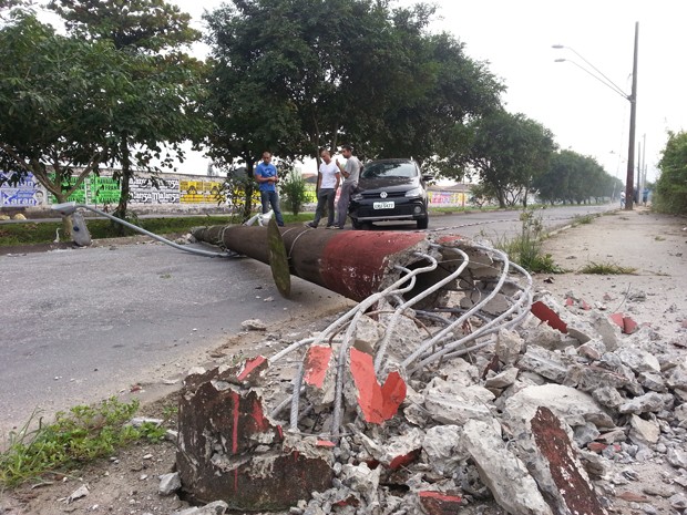 G1 - Motorista dorme ao volante e derruba poste em avenida de São ... G1 - Motorista dorme ao volante e derruba poste em avenida de São ...