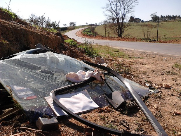 G1 Acidente Entre Van E Carro Deixa Dez Pessoas Feridas Em Sarapuí