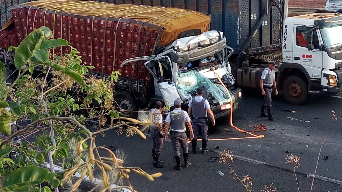 Motorista fica preso às ferragens após batida entre caminhões em Bauru