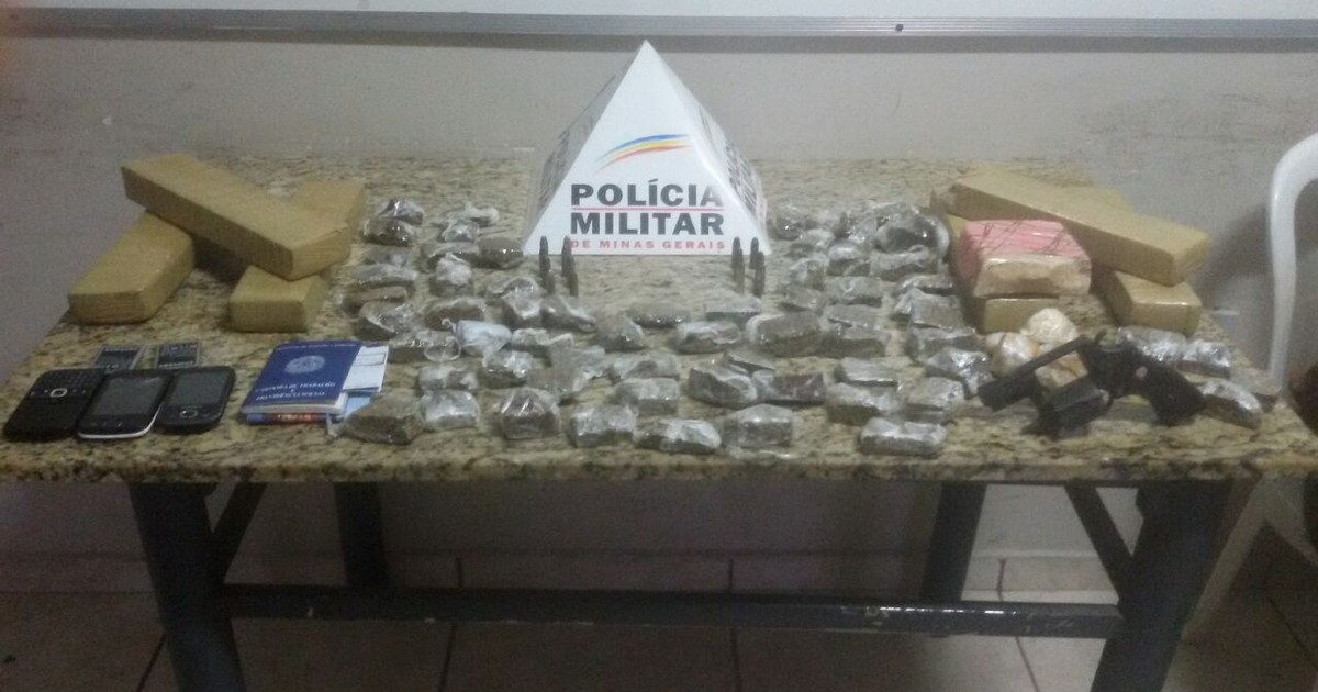G1 PM Apreende Barras De Maconha E Crack Em Bairro De Montes Claros
