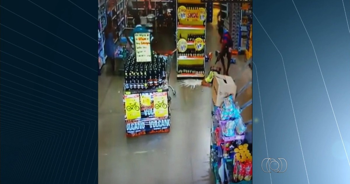 G1 Vídeo Flagra Homem Sendo Morto A Tiros Em Supermercado De Formosa