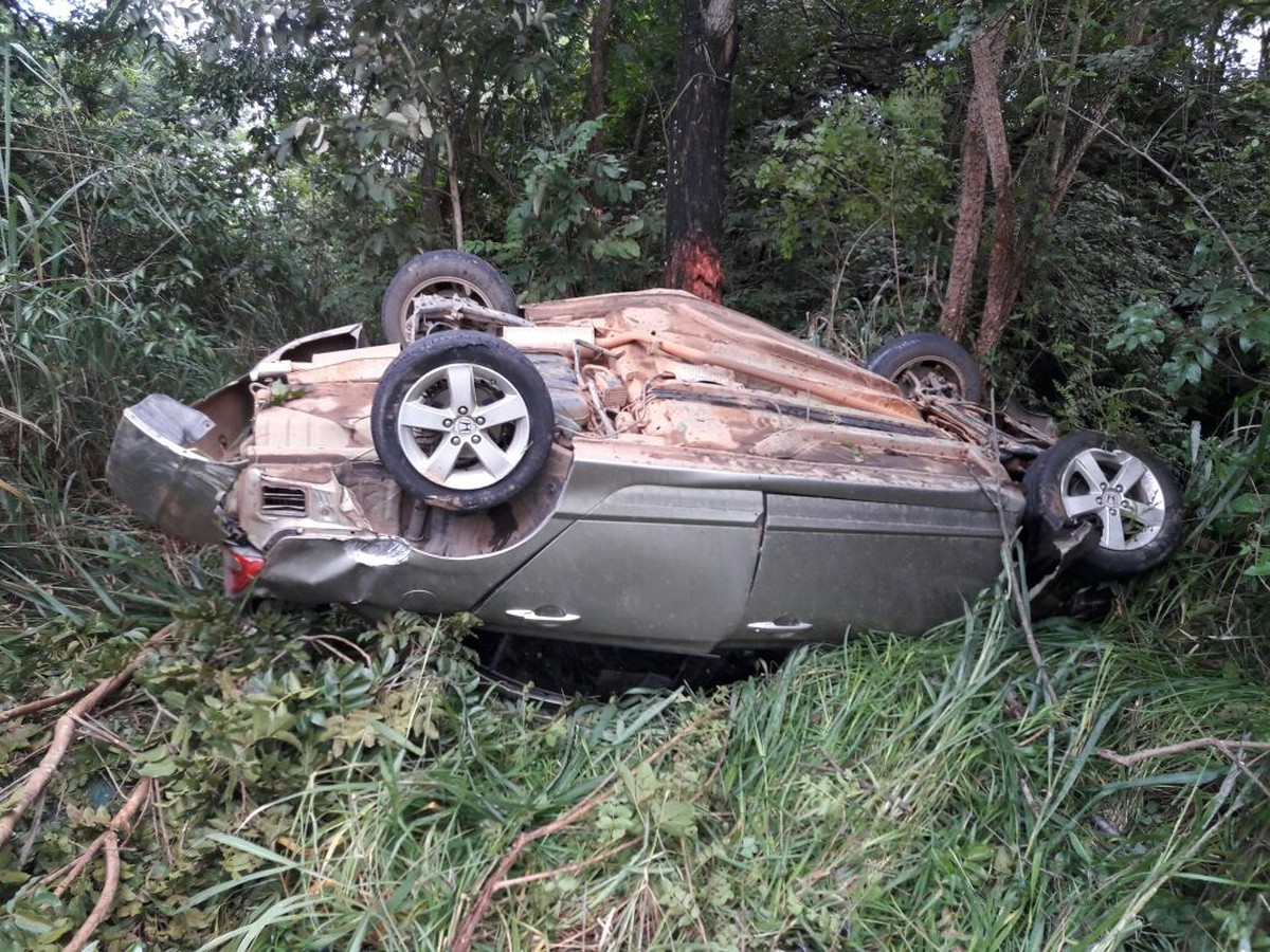 Carro cai em ribanceira capota várias vezes e passageira morre na BR