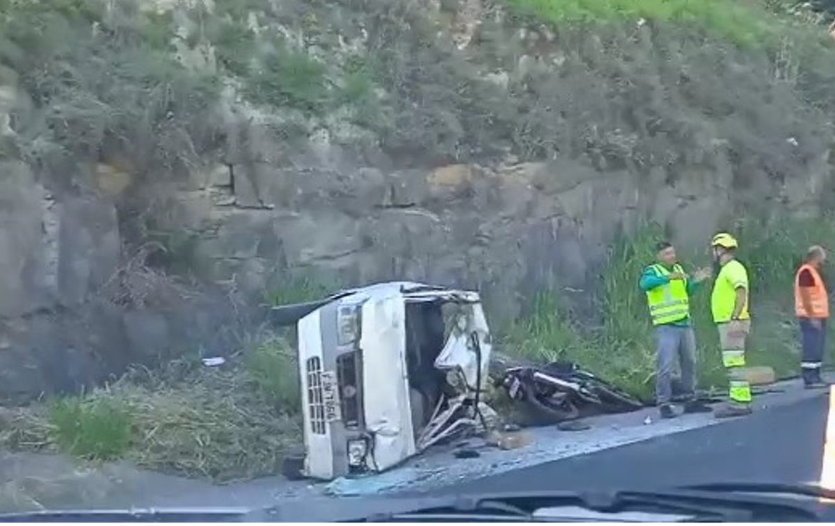 Acidente entre carro caminhão e moto deixa um morto e outra vítima gravemente ferida no