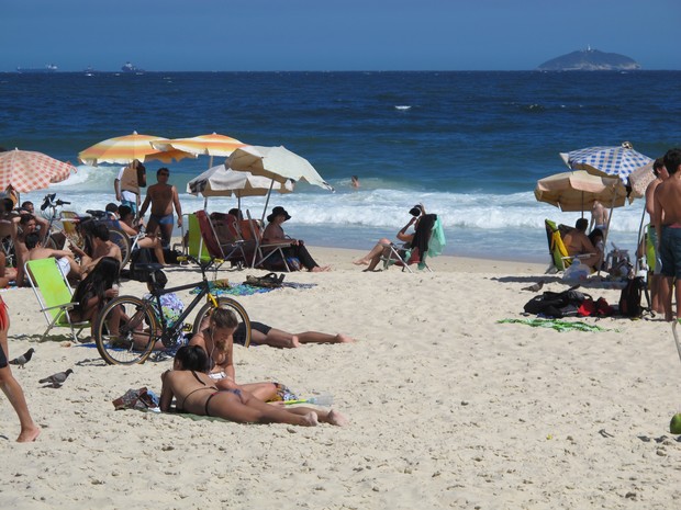 G1 Em Dia De Alta Temperatura Banhista Faz Topless Na Praia De