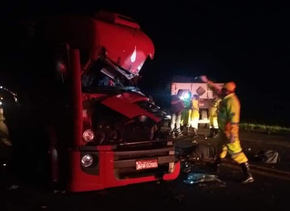 Acidente entre três caminhões deixa motorista morto na Rodovia Rachid Rayes Bauru e Marília G