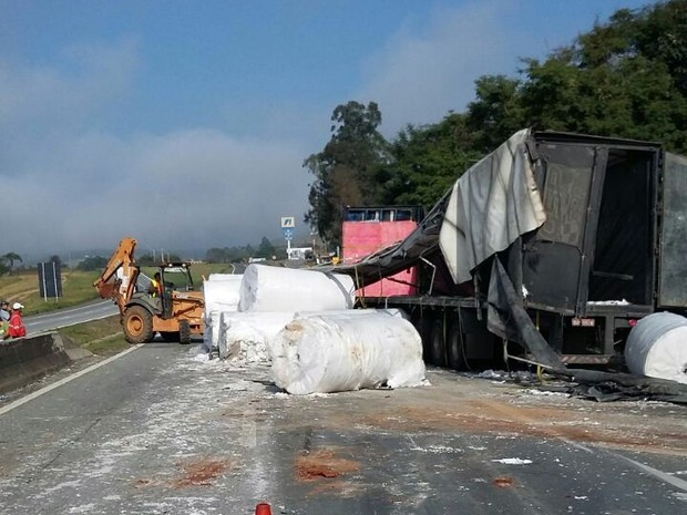 G1 - Carreta tomba e interdita Rodovia Fernão Dias próximo a Estiva, MG ... G1 - Carreta tomba e interdita Rodovia Fernão Dias próximo a Estiva, MG ...