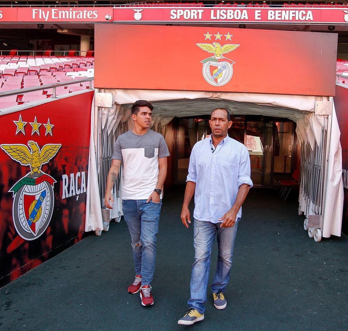 Filho de ídolo do Benfica deixa joias para trás e vira artilheiro do
