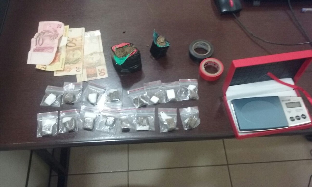 Adolescente de anos é detido suspeito de tráfico de drogas em São Carlos SP São Carlos e