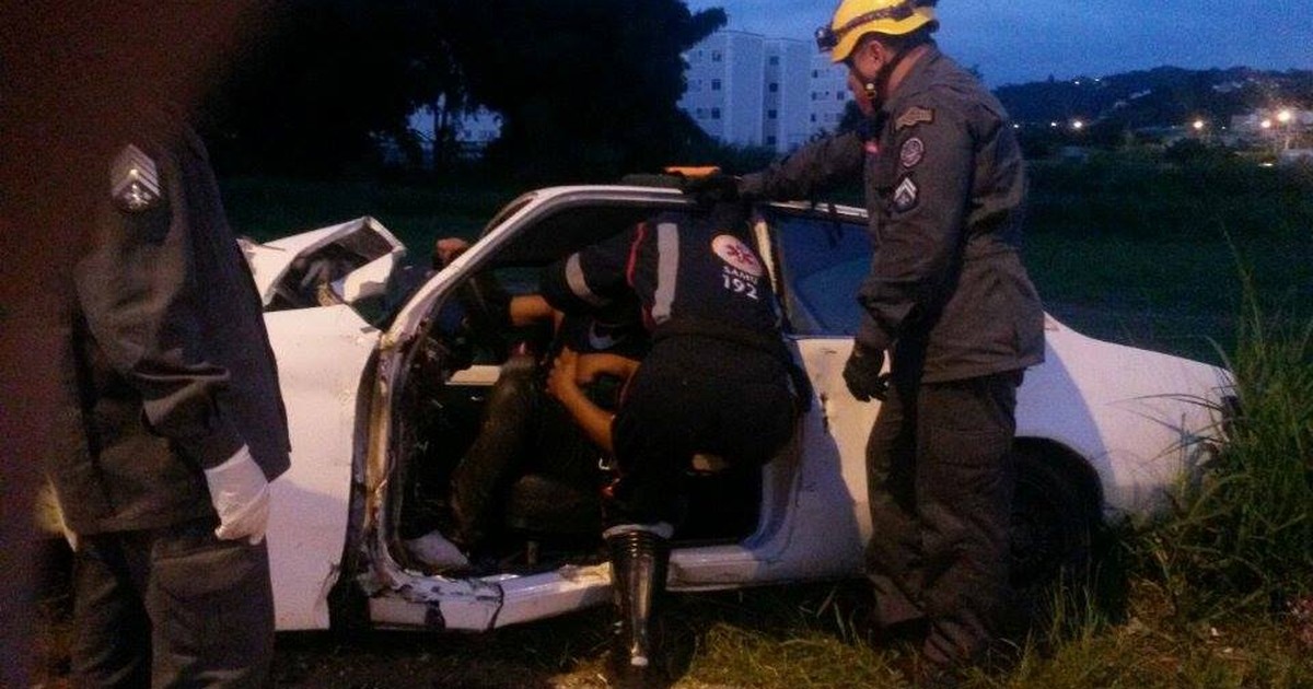 G1 Homem Fica Ferido Após Bater Carro Em Poste Em Juiz De Fora