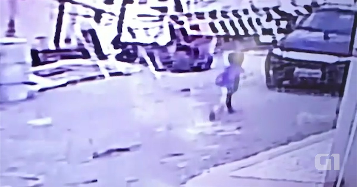 G1 - Menino que sobreviveu após ser atropelado por mãe recebe alta na BA - notícias em Bahia