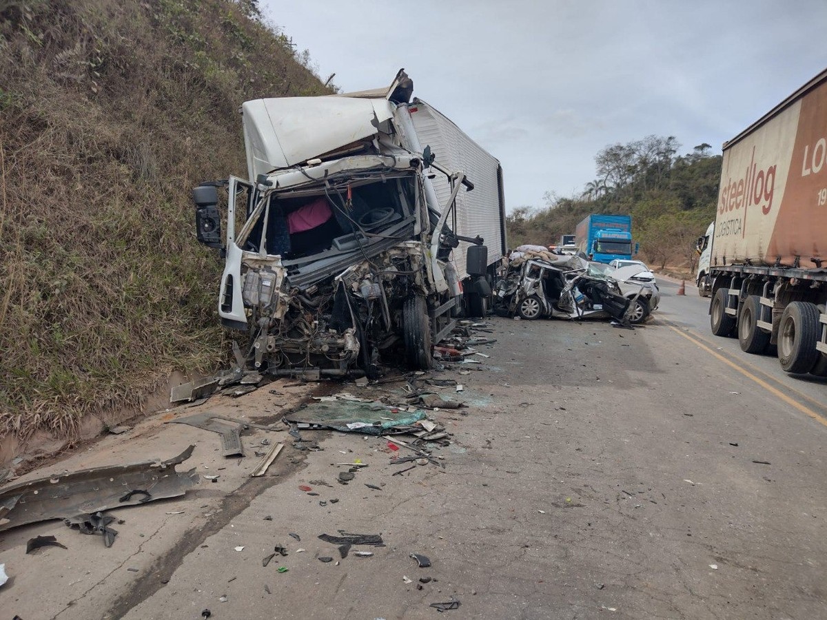 Acidente entre carros e caminhões na BR 381 em Nova Era deixa dois