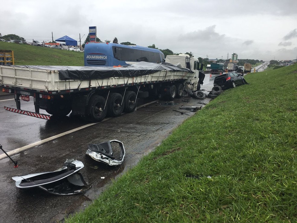 Acidente entre carros e caminhões deixa feridos e causa lentidão na