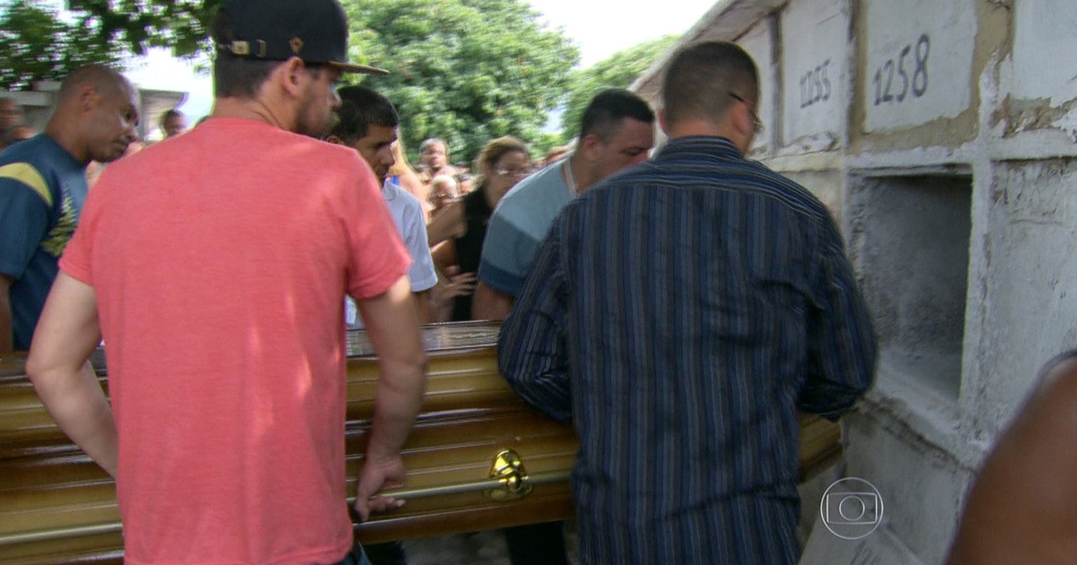 G1 Casal Assassinado Após Discussão Por água é Enterrado No Rio