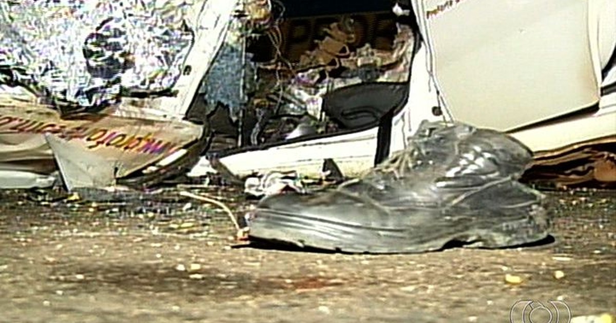 G Duas pessoas morrem em acidente entre carro e caminhão na BR notícias em Goiás