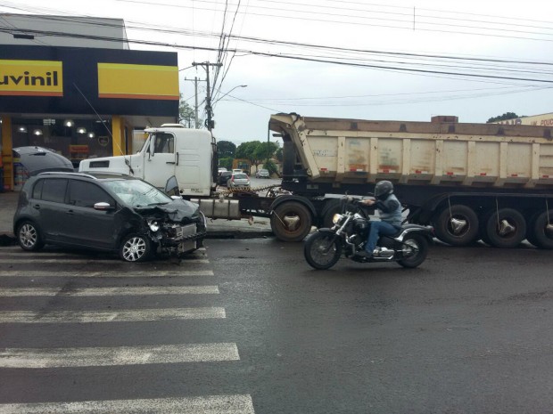 G1 Acidente Entre Carro E Caminhão Deixa Trânsito Lento Na Capital De