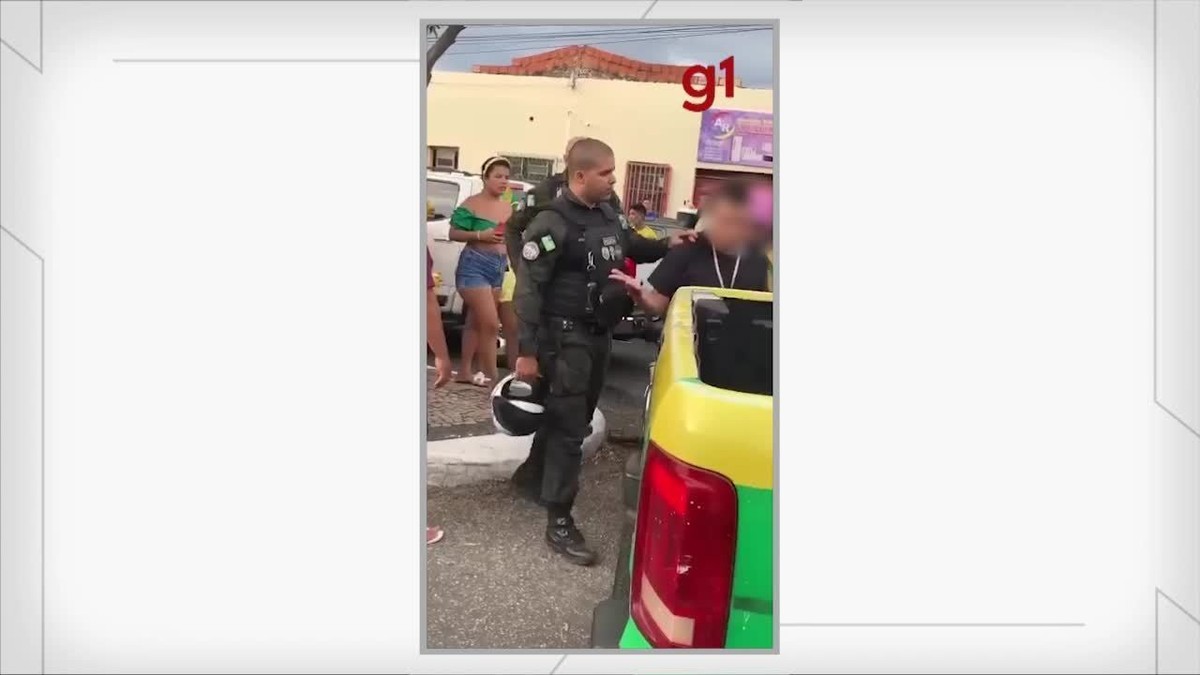 Homem é flagrado réplica de arma de fogo durante comemoração da