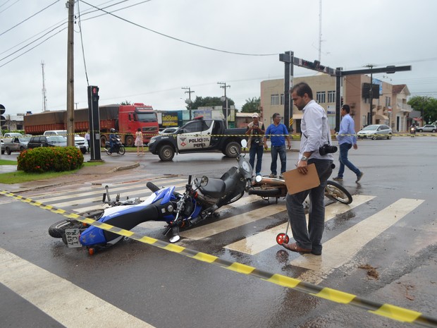G1 Acidente Envolvendo Caminhonete E Três Motos Deixa Mulher Ferida