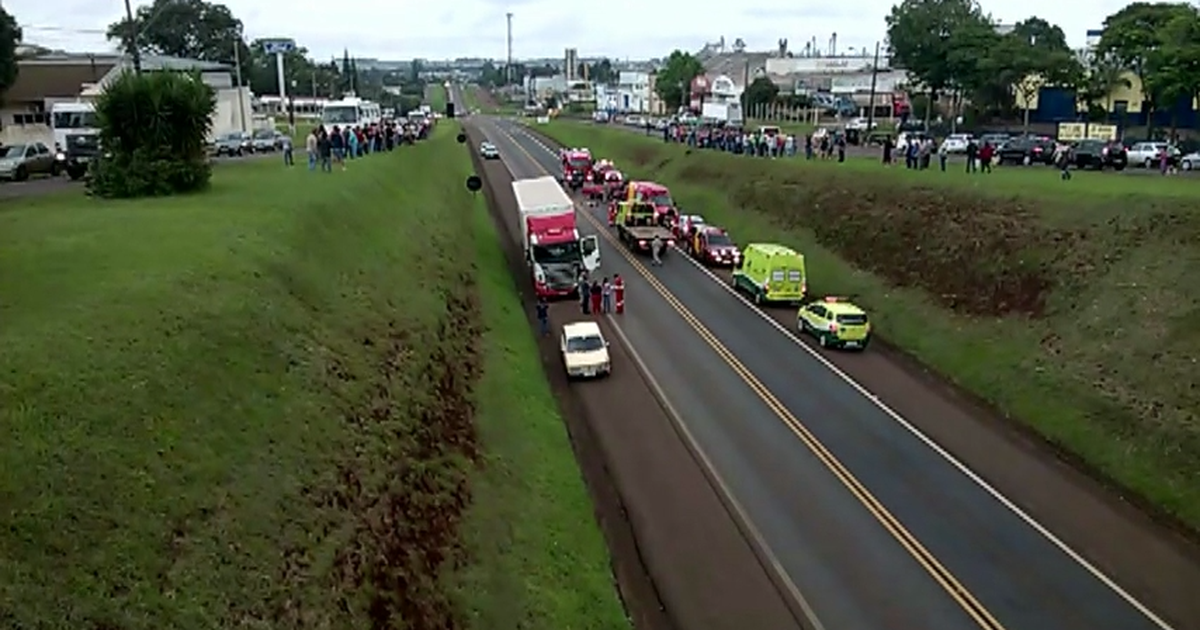 G1 Acidente Entre Dois Carros E Um Caminhão Provoca Morte Na Br 277