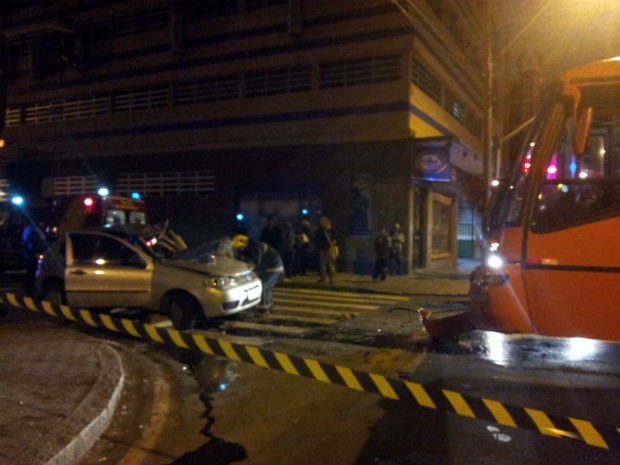 G1 Colisão entre ônibus e carro deixa um homem ferido em Curitiba