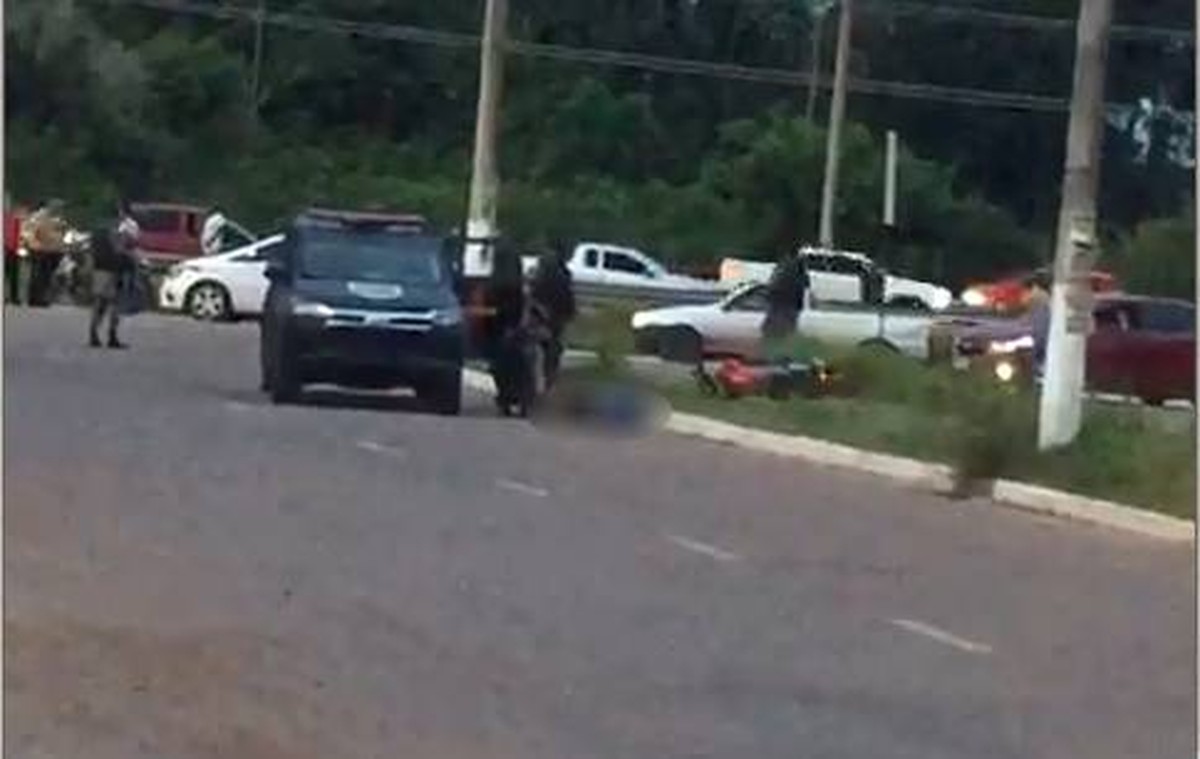 Suspeitos de assalto a residência morrem baleados em tiroteio o