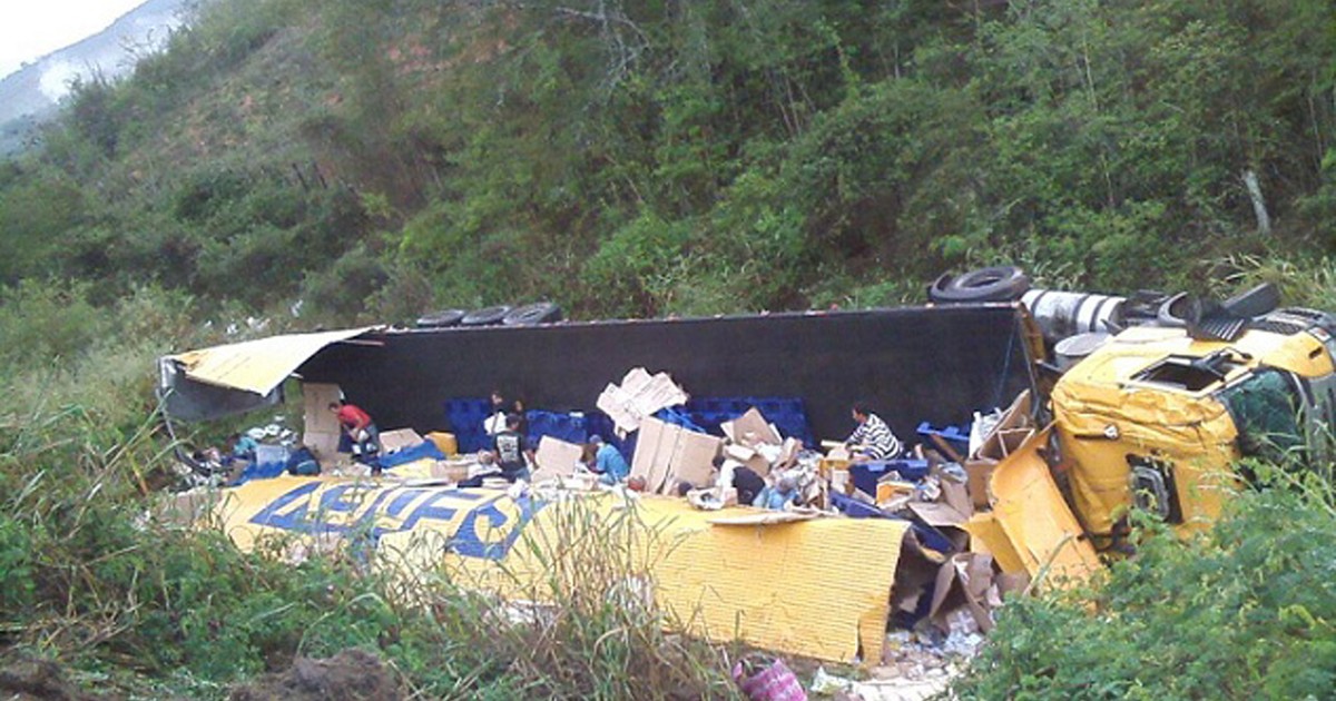 G1 - Carreta dos Correios tomba e motorista sai ileso na BR-116 - notícias em Bahia