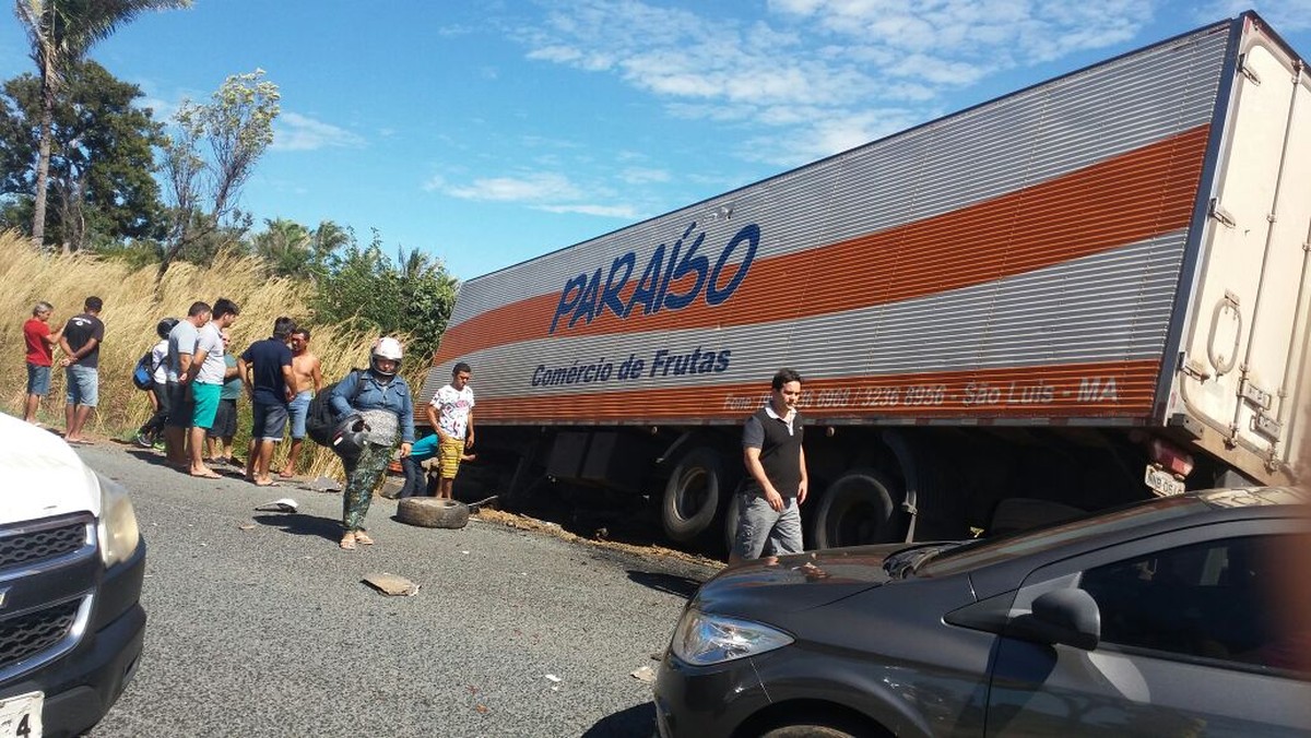Colisão entre carro e caminhão baú deixa vítima presa às ferragens na
